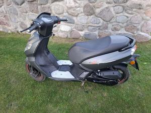 Pelēks Peugeot Kisbee 2019 Jonava, ar dzinēja tilpumu 49.00 L un nobraukumu 13 tūkst. km par 550 €, foto  vietnē AUTOMOTO.COM.LV