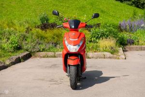 Red Peugeot Kisbee 2018 in Kaunas, with an engine capacity of 49.00 L and mileage of 18 thousand km for 600 €, photo 3 on AUTOMOTO.COM.LV