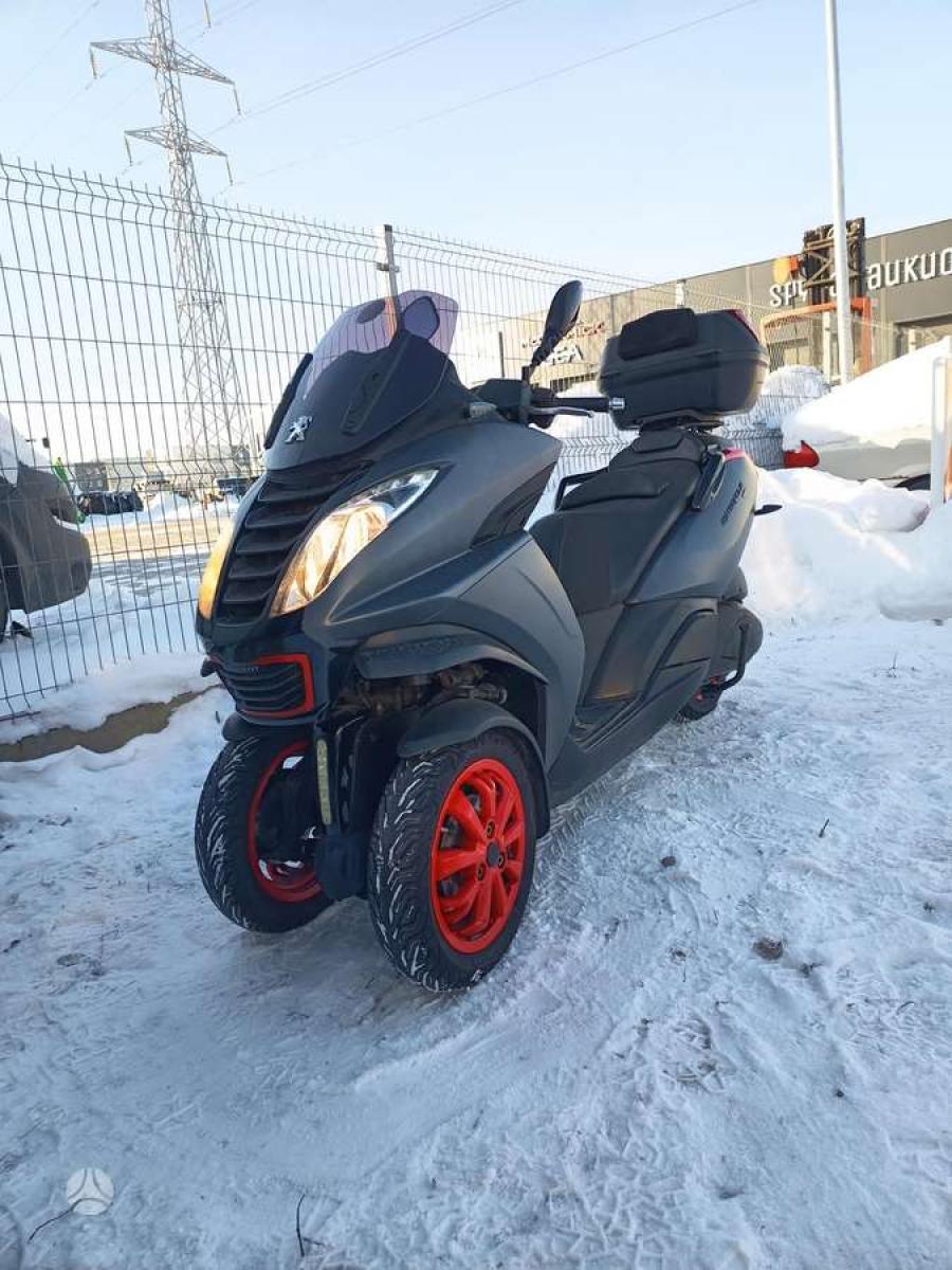 Black Peugeot Metropolis 2015 in Kaunas, with an engine capacity of 0.40 L and mileage of 35 thousand km for 2700 €, photo 5 on AUTOMOTO.COM.LV