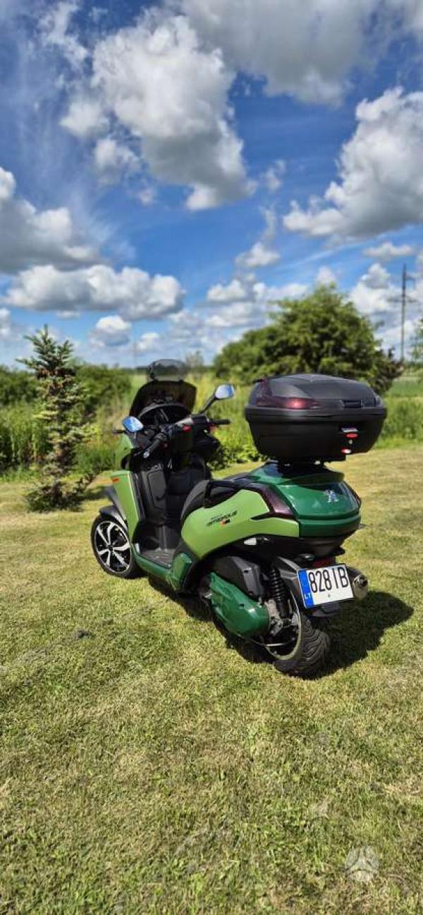 Black Peugeot Metropolis 2017 in Jurbarkas, with an engine capacity of 0.40 L and mileage of 28 thousand km for 4200 €, photo 5 on AUTOMOTO.COM.LV
