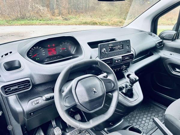 Black Peugeot Partner 2020 in Pagegiai, with an engine capacity of 1.20 L and mileage of 286 thousand km for 7300 €, photo 8 on AUTOMOTO.COM.LV