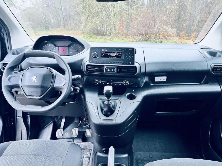 Black Peugeot Partner 2020 in Pagegiai, with an engine capacity of 1.20 L and mileage of 286 thousand km for 7300 €, photo 10 on AUTOMOTO.COM.LV