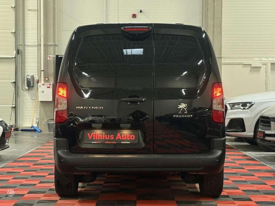 Black Peugeot Partner 2021 in Vilnius, with an engine capacity of 1.20 L and mileage of 296 thousand km for 7490 €, photo 6 on AUTOMOTO.COM.LV