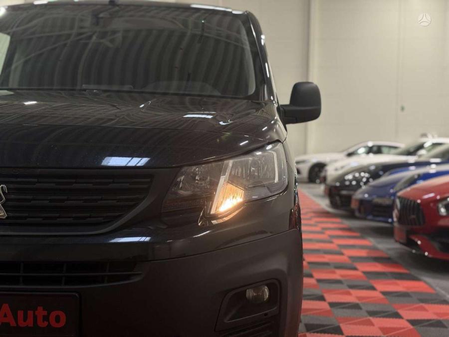 Black Peugeot Partner 2021 in Vilnius, with an engine capacity of 1.20 L and mileage of 296 thousand km for 7490 €, photo 8 on AUTOMOTO.COM.LV