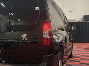 Black Peugeot Partner 2021 in Vilnius, with an engine capacity of 1.20 L and mileage of 296 thousand km for 7490 €, photo 9 on AUTOMOTO.COM.LV
