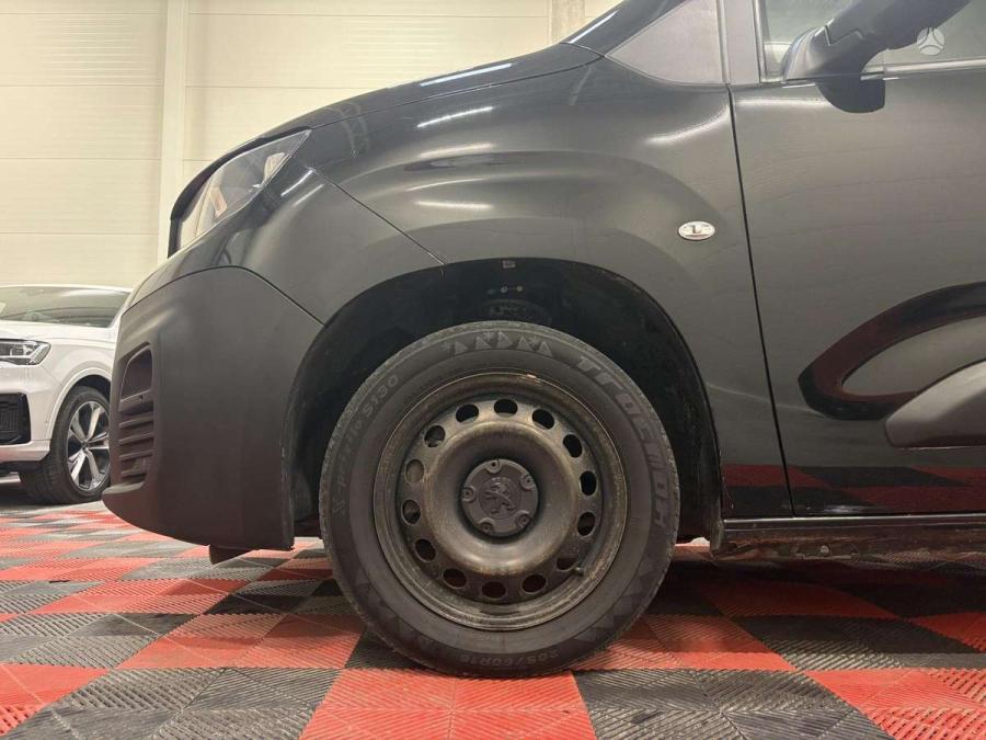 Black Peugeot Partner 2021 in Vilnius, with an engine capacity of 1.20 L and mileage of 296 thousand km for 7490 €, photo 10 on AUTOMOTO.COM.LV