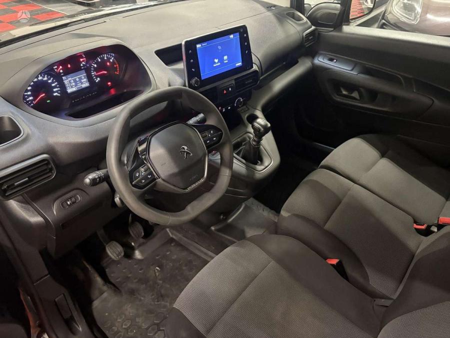 Black Peugeot Partner 2021 in Vilnius, with an engine capacity of 1.20 L and mileage of 296 thousand km for 7490 €, photo 11 on AUTOMOTO.COM.LV