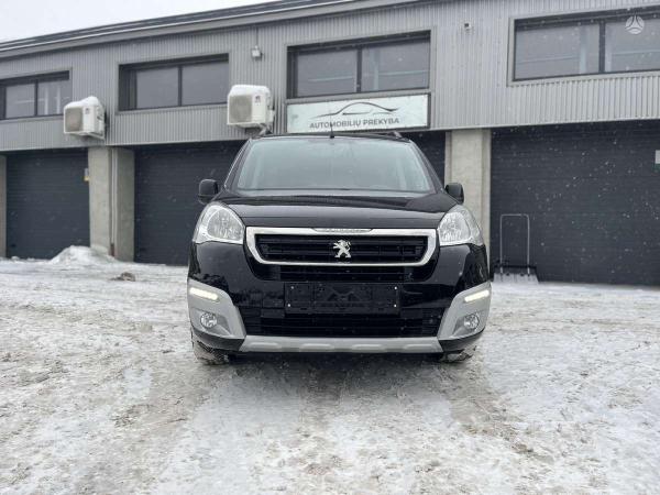 Black Peugeot Partner 2018 in Siauliai, with an engine capacity of 1.20 L and mileage of 160 thousand km for 5350 €, photo 3 on AUTOMOTO.COM.LV
