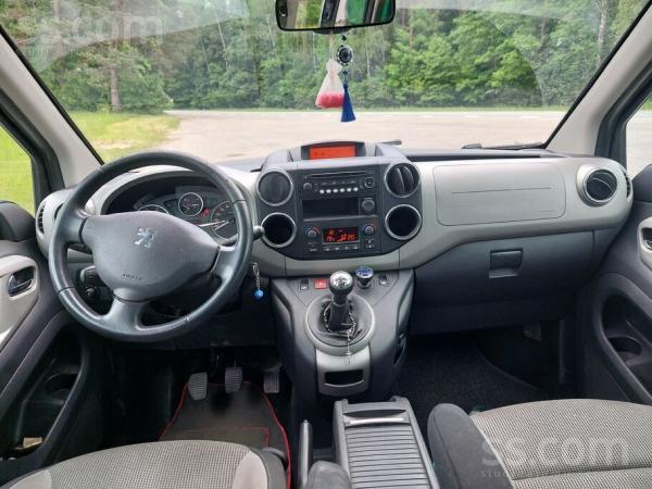 Black Peugeot Partner 2010 in Riga, with an engine capacity of 1.60 L and mileage of 233 thousand km for 3400 €, photo 3 on AUTOMOTO.COM.LV