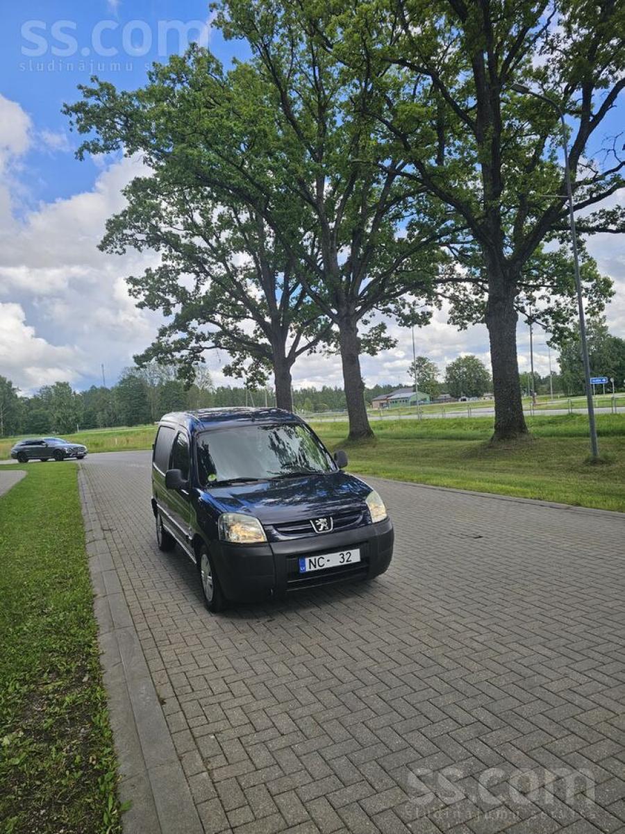 Blue Peugeot Partner 2005 in Valmiera, with an engine capacity of 1.90 L and mileage of 217 thousand km for 1750 €, photo 6 on AUTOMOTO.COM.LV