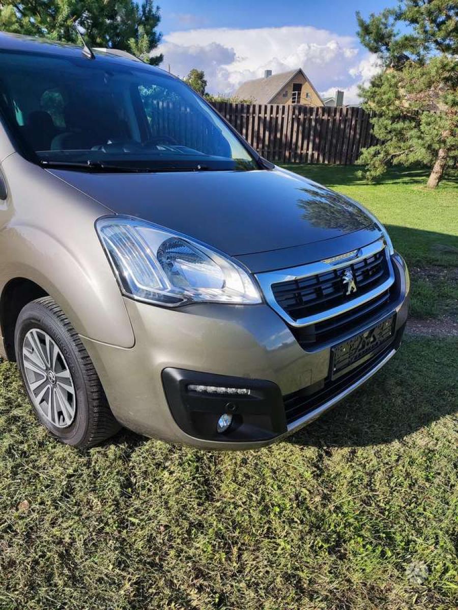 Brown Peugeot Partner 2016 in Pakruojis, with an engine capacity of 1.20 L and mileage of 175 thousand km for 5850 €, photo 3 on AUTOMOTO.COM.LV