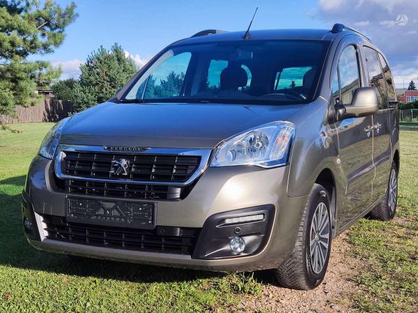 Brown Peugeot Partner 2016 in Pakruojis, with an engine capacity of 1.20 L and mileage of 175 thousand km for 5850 €, photo 3 on AUTOMOTO.COM.LV