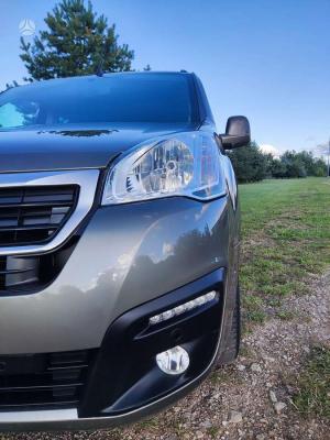 Brown Peugeot Partner 2016 in Pakruojis, with an engine capacity of 1.20 L and mileage of 175 thousand km for 5850 €, photo 11 on AUTOMOTO.COM.LV