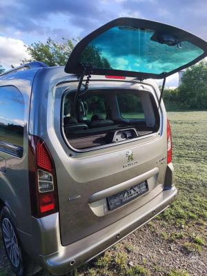 Brown Peugeot Partner 2016 in Pakruojis, with an engine capacity of 1.20 L and mileage of 175 thousand km for 5850 €, photo 21 on AUTOMOTO.COM.LV
