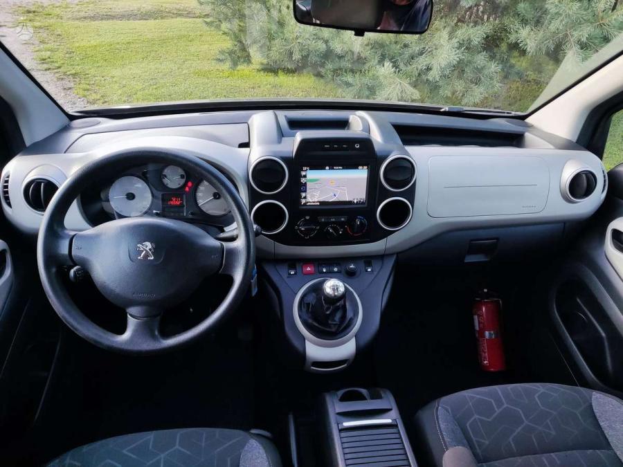 Brown Peugeot Partner 2016 in Pakruojis, with an engine capacity of 1.20 L and mileage of 175 thousand km for 5850 €, photo 24 on AUTOMOTO.COM.LV