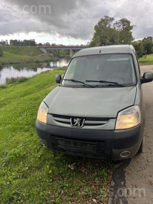 Пежо Partner 2003 в Бауска на AUTOMOTO.COM.LV Зеленый Пежо Partner 2003 в Бауска, объемом двигателя 2.00 л и пробегом 385 тыс. км за 400 €, фото 1 на AUTOMOTO.COM.LV
