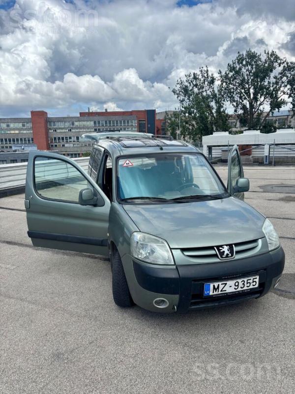 Green Peugeot Partner 2004 in Riga, with an engine capacity of 1.60 L and mileage of 256 thousand km for 1590 €, photo 1 on AUTOMOTO.COM.LV