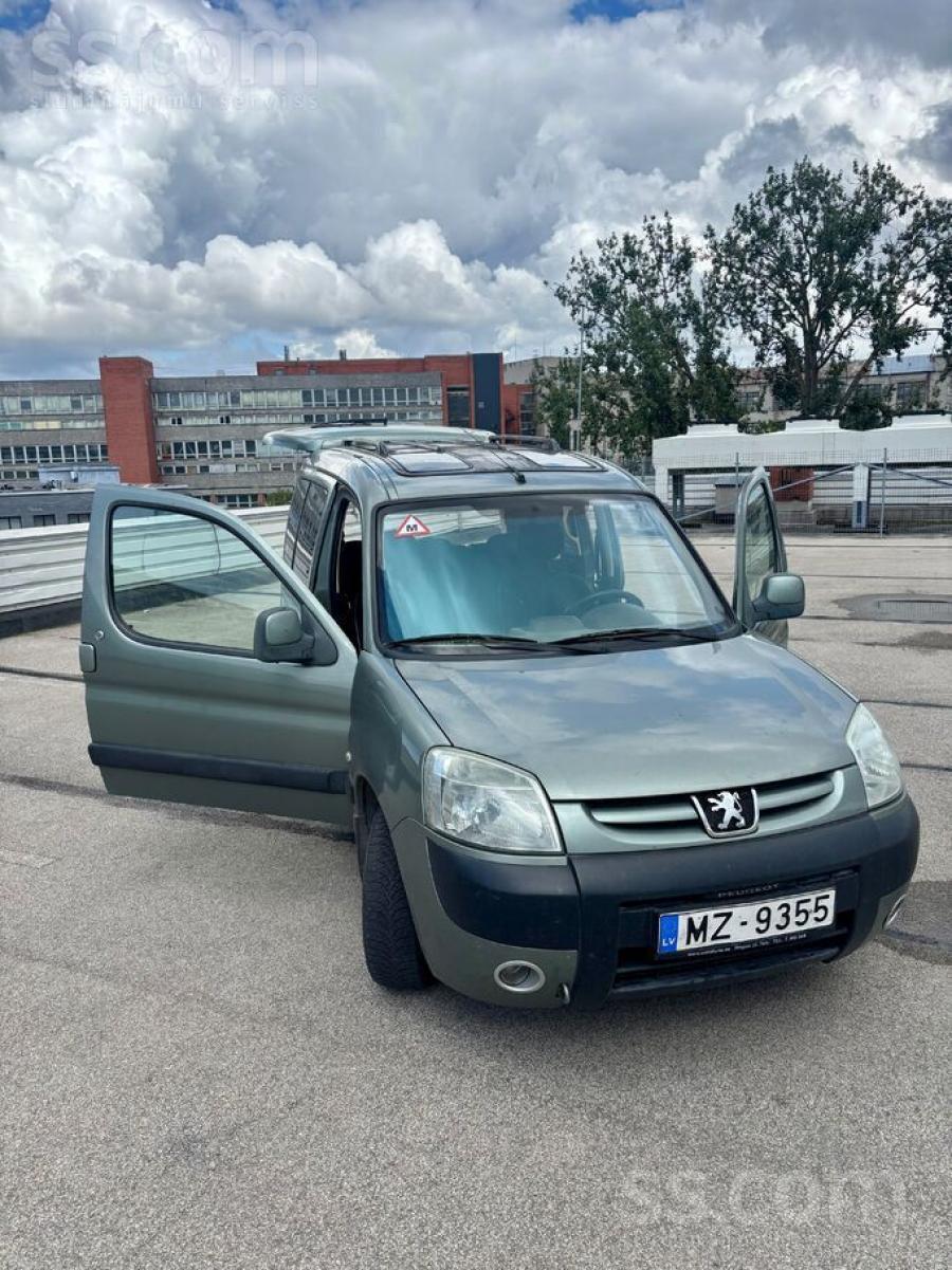 Green Peugeot Partner 2004 in Riga, with an engine capacity of 1.60 L and mileage of 256 thousand km for 1590 €, photo 1 on AUTOMOTO.COM.LV