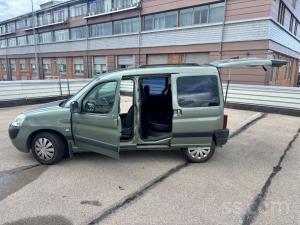 Green Peugeot Partner 2004 in Riga, with an engine capacity of 1.60 L and mileage of 256 thousand km for 1590 €, photo 3 on AUTOMOTO.COM.LV