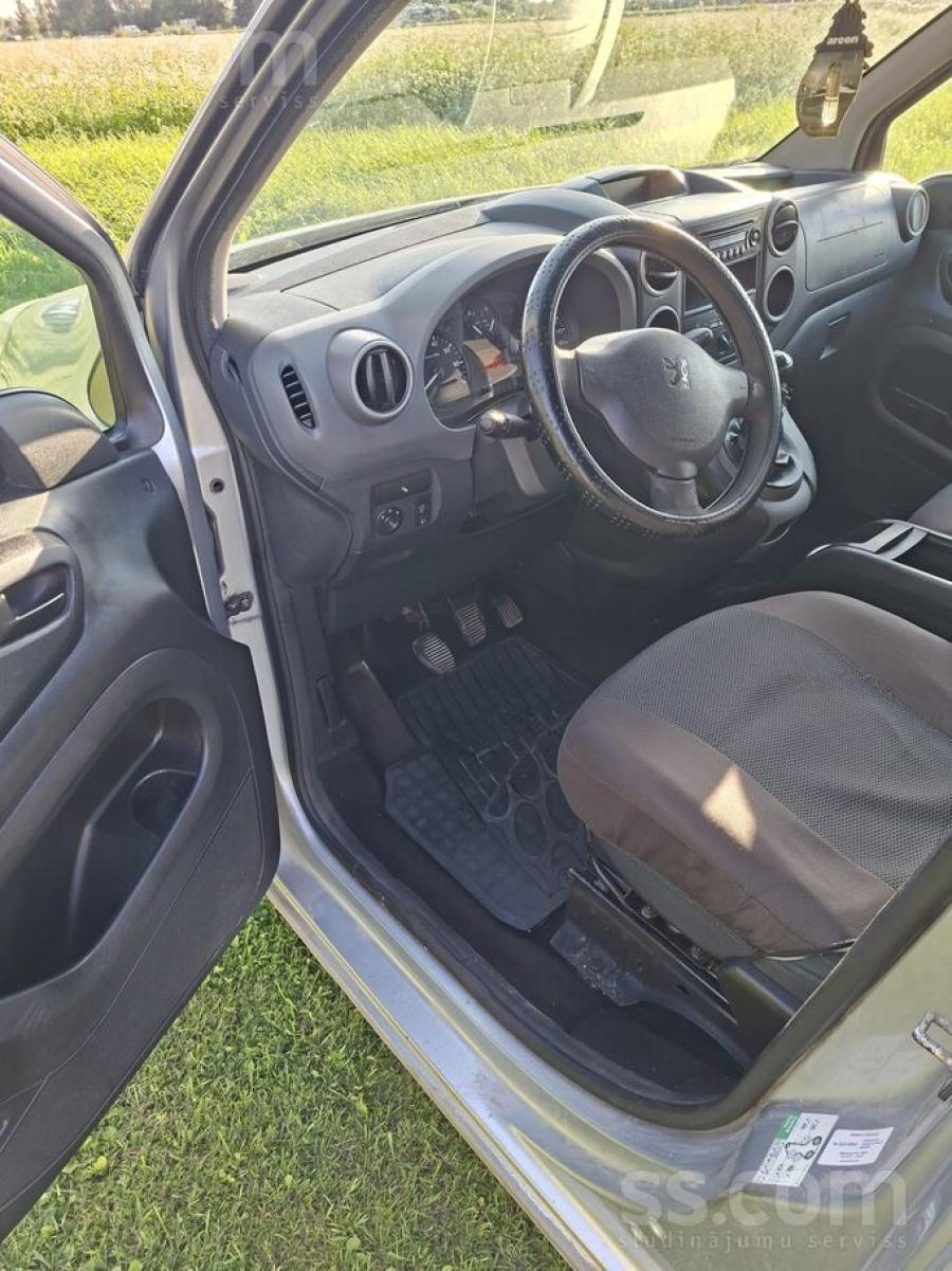 Grey Peugeot Partner 2012 in Riga, with an engine capacity of 1.60 L and mileage of 452 thousand km for 2600 €, photo 5 on AUTOMOTO.COM.LV