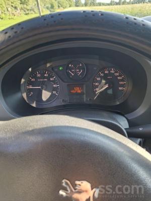 Grey Peugeot Partner 2012 in Riga, with an engine capacity of 1.60 L and mileage of 452 thousand km for 2600 €, photo 6 on AUTOMOTO.COM.LV