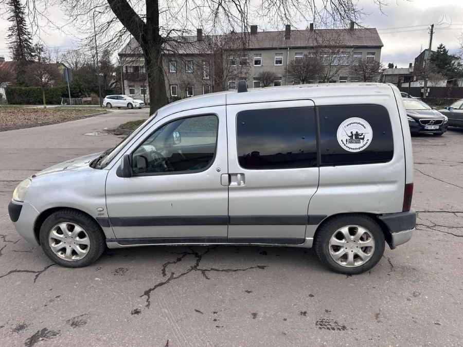 Grey Peugeot Partner 2004 in Kaunas, with an engine capacity of 2.00 L and mileage of 380 thousand km for 1050 €, photo 1 on AUTOMOTO.COM.LV
