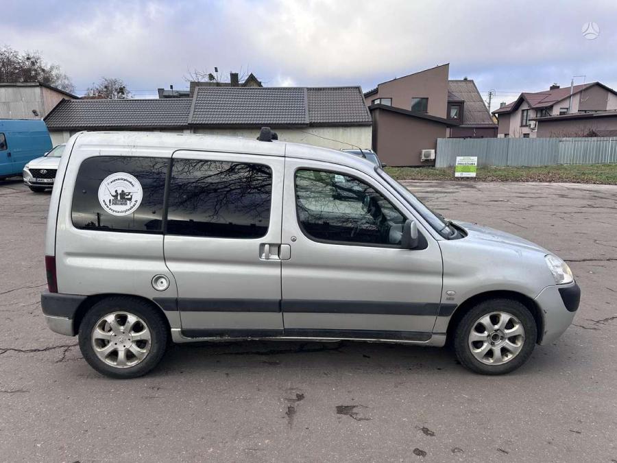 Grey Peugeot Partner 2004 in Kaunas, with an engine capacity of 2.00 L and mileage of 380 thousand km for 1050 €, photo 3 on AUTOMOTO.COM.LV