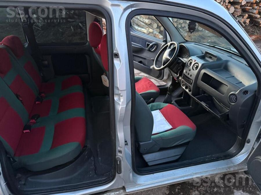 Grey Peugeot Partner 2007 in Daugavpils, with an engine capacity of 1.60 L and mileage of 247 thousand km for 1200 €, photo 10 on AUTOMOTO.COM.LV