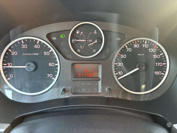 Grey Peugeot Partner 2009 in Joniskis, with an engine capacity of 1.60 L and mileage of 310 thousand km for 2150 €, photo 11 on AUTOMOTO.COM.LV