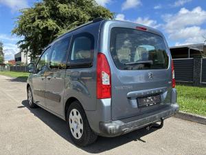Grey Peugeot Partner 2009 in Siauliai, with an engine capacity of 1.56 L and mileage of 261 thousand km for 2950 €, photo 4 on AUTOMOTO.COM.LV