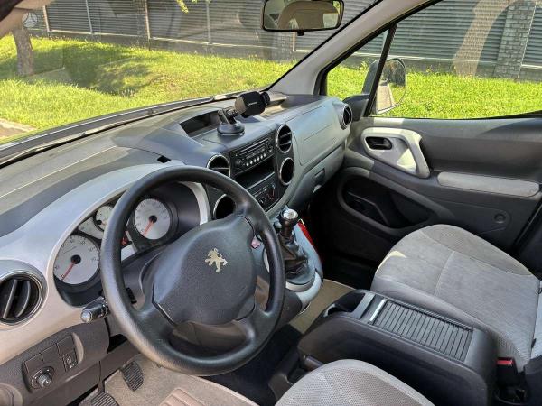 Grey Peugeot Partner 2009 in Siauliai, with an engine capacity of 1.56 L and mileage of 261 thousand km for 2950 €, photo 9 on AUTOMOTO.COM.LV