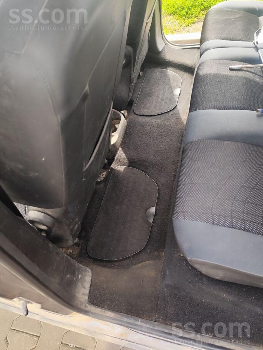 Grey Peugeot Partner 2009 in Jelgava, with an engine capacity of 1.60 L and mileage of 471 thousand km for 1750 €, photo 8 on AUTOMOTO.COM.LV