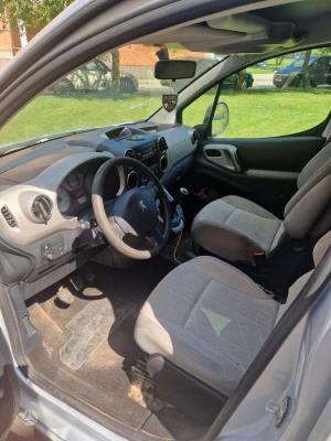 Grey Peugeot Partner 2011 in Siauliai, with an engine capacity of 1.56 L and mileage of 340 thousand km for 1650 €, photo 5 on AUTOMOTO.COM.LV