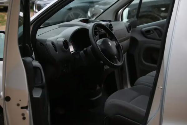 Grey Peugeot Partner 2014 in Riga, with an engine capacity of 0.00 L and mileage of 125 thousand km for 3300 €, photo 8 on AUTOMOTO.COM.LV