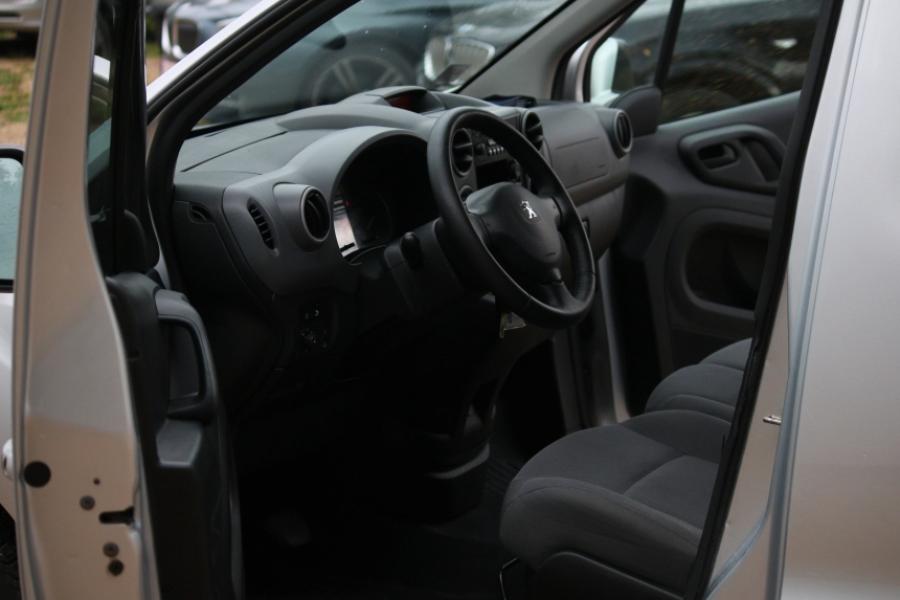 Grey Peugeot Partner 2014 in Riga, with an engine capacity of 0.00 L and mileage of 125 thousand km for 4490 €, photo 9 on AUTOMOTO.COM.LV