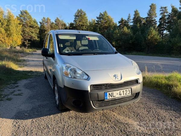 Grey Peugeot Partner 2015 in Daugavpils, with an engine capacity of 1.60 L and mileage of 285 thousand km for 3650 €, photo 5 on AUTOMOTO.COM.LV
