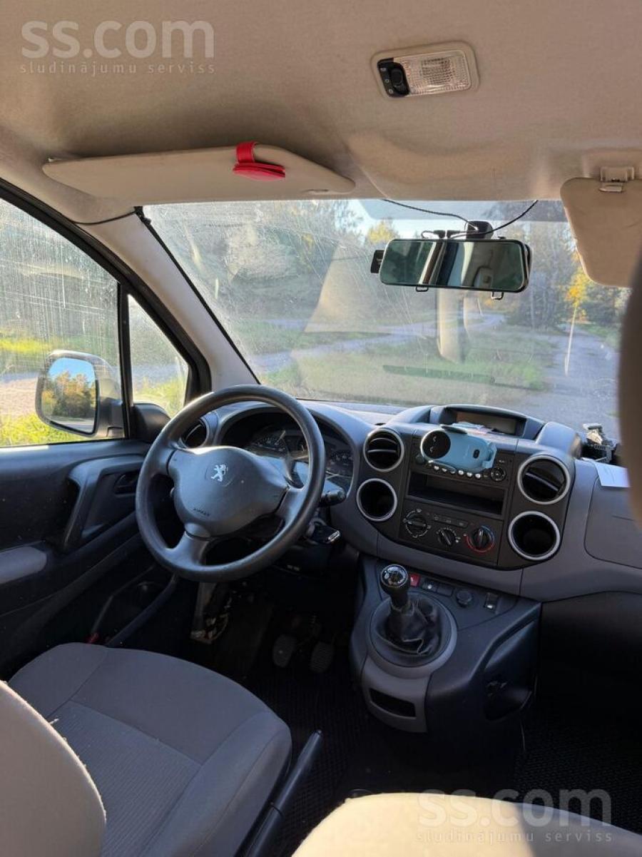 Grey Peugeot Partner 2015 in Daugavpils, with an engine capacity of 1.60 L and mileage of 285 thousand km for 3650 €, photo 9 on AUTOMOTO.COM.LV