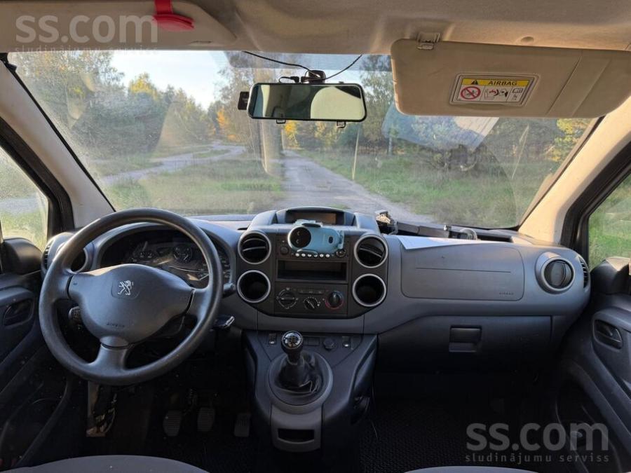 Grey Peugeot Partner 2015 in Daugavpils, with an engine capacity of 1.60 L and mileage of 285 thousand km for 3650 €, photo 10 on AUTOMOTO.COM.LV