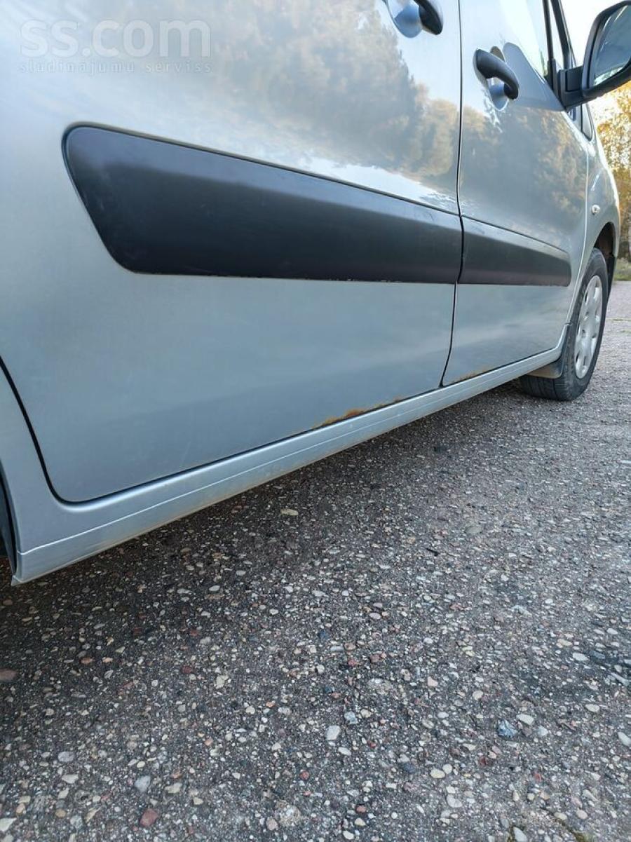 Grey Peugeot Partner 2015 in Daugavpils, with an engine capacity of 1.60 L and mileage of 285 thousand km for 3650 €, photo 15 on AUTOMOTO.COM.LV