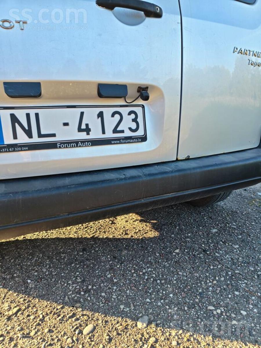 Grey Peugeot Partner 2015 in Daugavpils, with an engine capacity of 1.60 L and mileage of 285 thousand km for 3650 €, photo 17 on AUTOMOTO.COM.LV