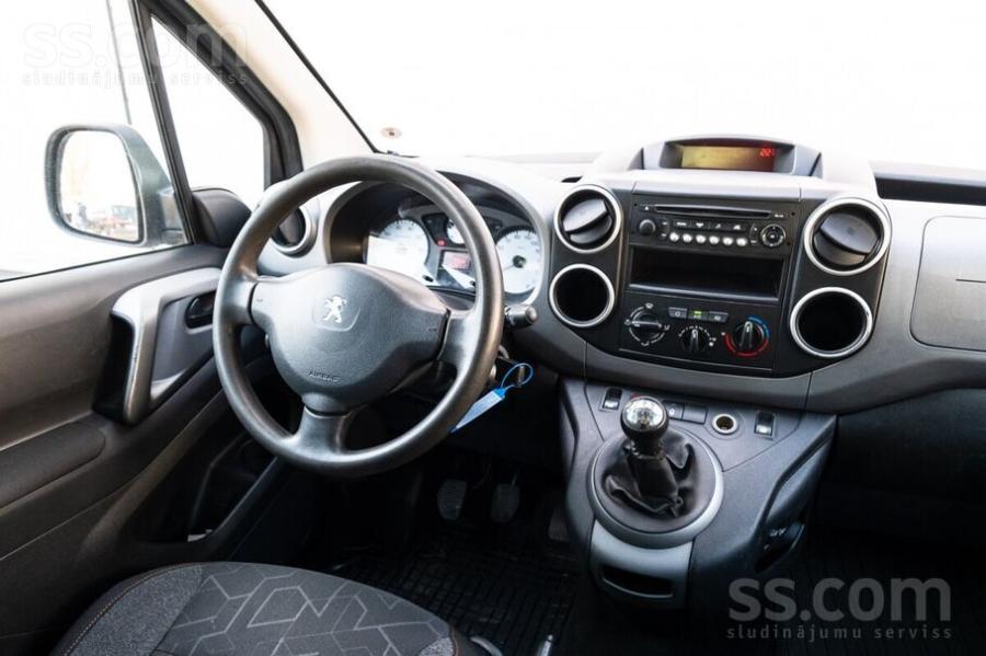 Grey Peugeot Partner 2017 in Riga, with an engine capacity of 1.60 L and mileage of 152 thousand km for 5900 €, photo 9 on AUTOMOTO.COM.LV