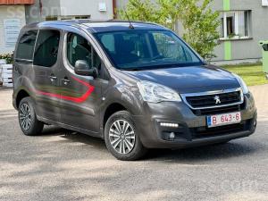 Grey Peugeot Partner 2017 in Jelgava, with an engine capacity of 1.60 L and mileage of 236 thousand km for 5500 €, photo 3 on AUTOMOTO.COM.LV