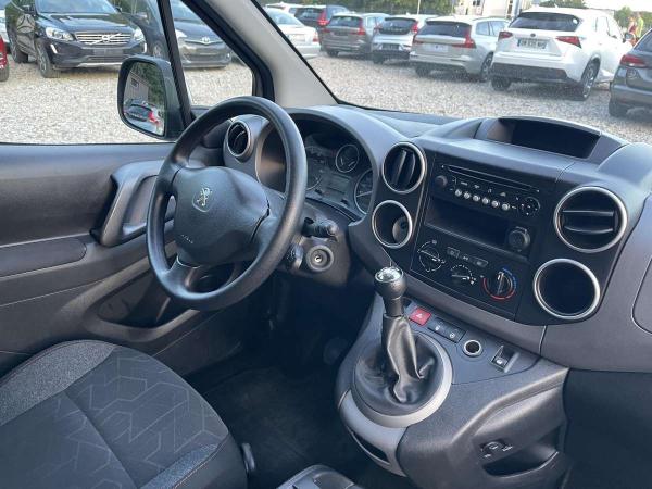 Grey Peugeot Partner 2017 in Kaunas, with an engine capacity of 1.56 L and mileage of 200 thousand km for 6550 €, photo 8 on AUTOMOTO.COM.LV