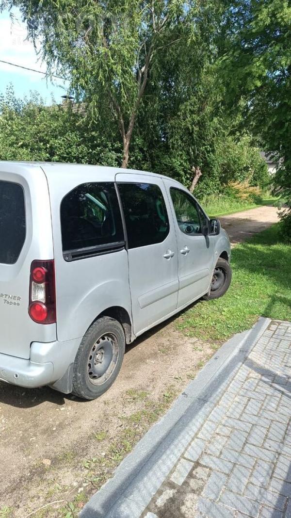 Grey Peugeot Partner 2017 in Riga, with an engine capacity of 1.60 L and mileage of 176 thousand km for 2150 €, photo 1 on AUTOMOTO.COM.LV