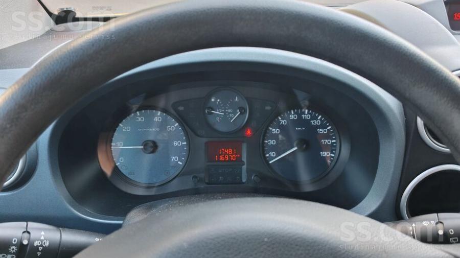 Grey Peugeot Partner 2014 in Riga, with an engine capacity of 1.60 L and mileage of 117 thousand km for 4300 €, photo 10 on AUTOMOTO.COM.LV