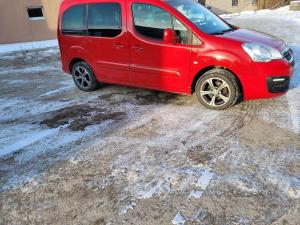 Red Peugeot Partner 2018 in Panevezys, with an engine capacity of 1.60 L and mileage of 198 thousand km for 6300 €, photo 3 on AUTOMOTO.COM.LV