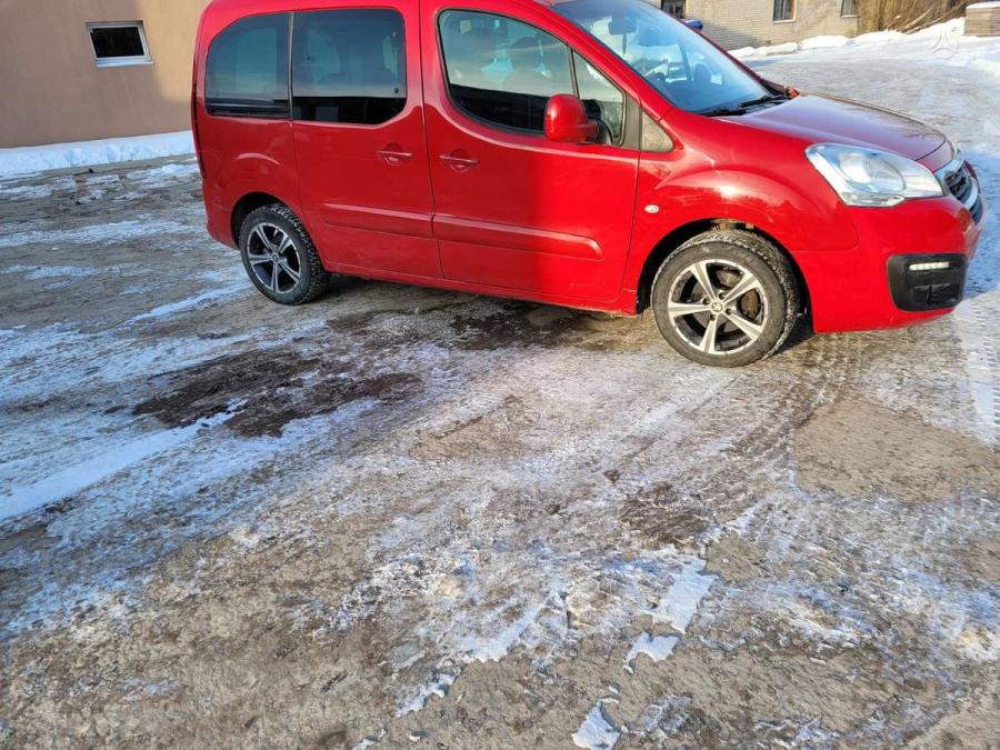 Red Peugeot Partner 2018 in Panevezys, with an engine capacity of 1.60 L and mileage of 198 thousand km for 6300 €, photo 3 on AUTOMOTO.COM.LV