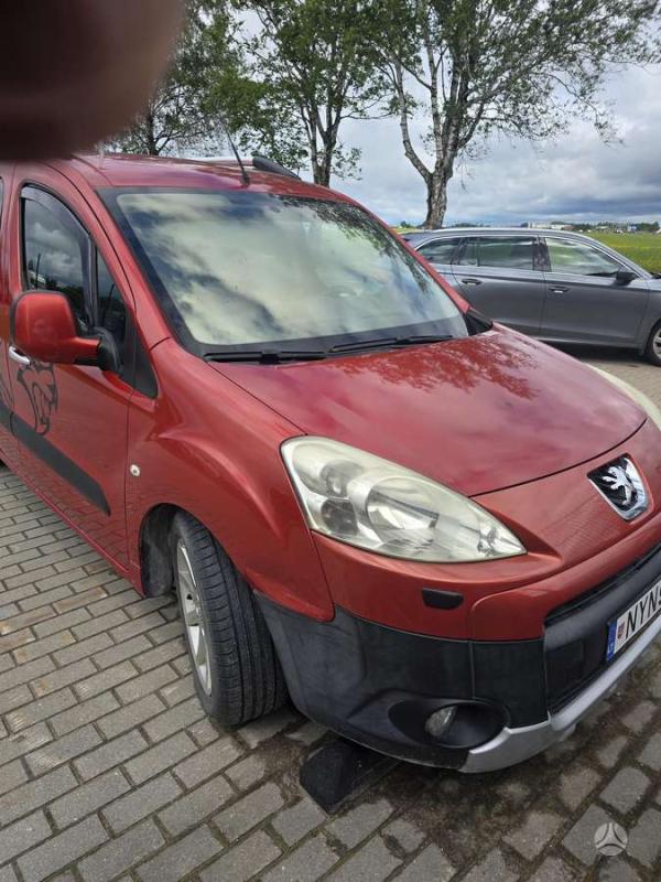 Red Peugeot Partner 2009 in Klaipeda, with an engine capacity of 1.56 L and mileage of 292 thousand km for 2800 €, photo 4 on AUTOMOTO.COM.LV