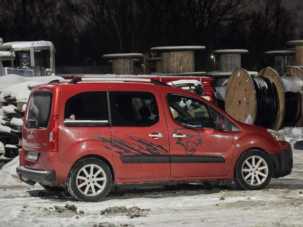Red Peugeot Partner 2009 in Klaipeda, with an engine capacity of 1.56 L and mileage of 292 thousand km for 2800 €, photo 7 on AUTOMOTO.COM.LV