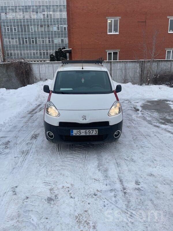 Red Peugeot Partner 2014 in Riga, with an engine capacity of 1.60 L and mileage of 250 thousand km for 1800 €, photo 2 on AUTOMOTO.COM.LV